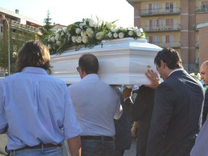 Una folla enorme ha reso l'estremo saluto a mamma Daniela - Piazza ...