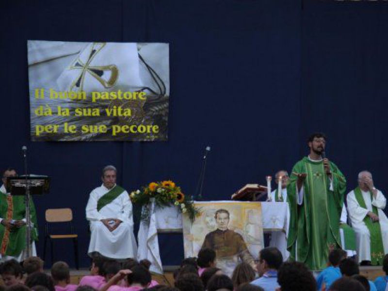 Una folla immensa ha salutato don Francesco e don Simone - Piazza ...