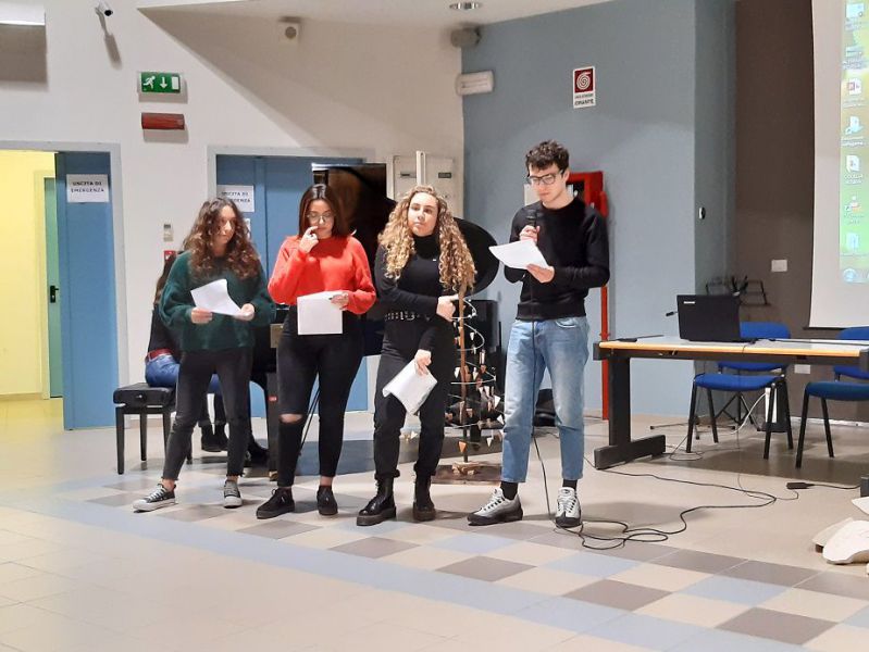 Una "pietra d'inciampo" collocata sull'ingresso del Polo Pantini ...