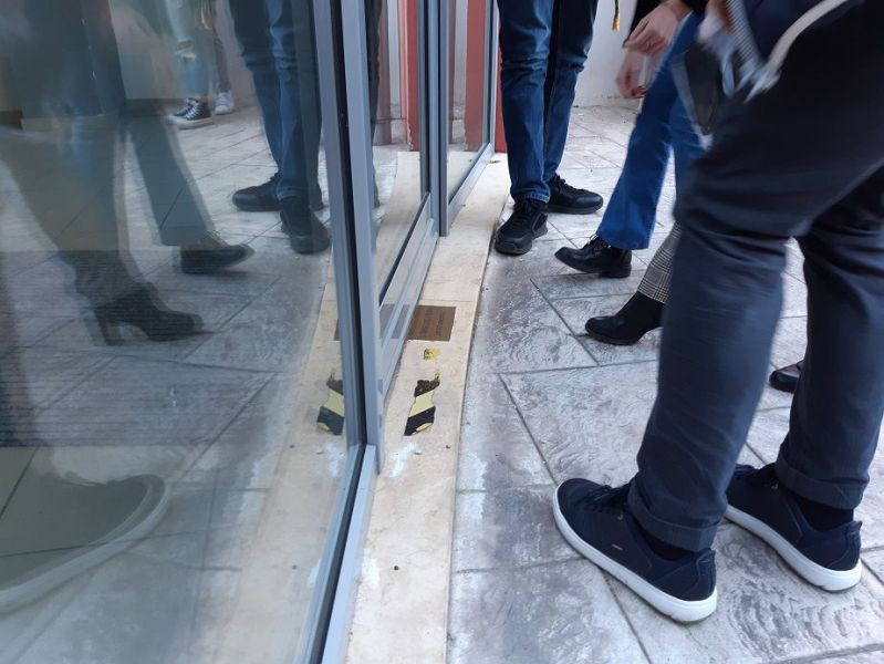 Una "pietra d'inciampo" collocata sull'ingresso del Polo Pantini ...