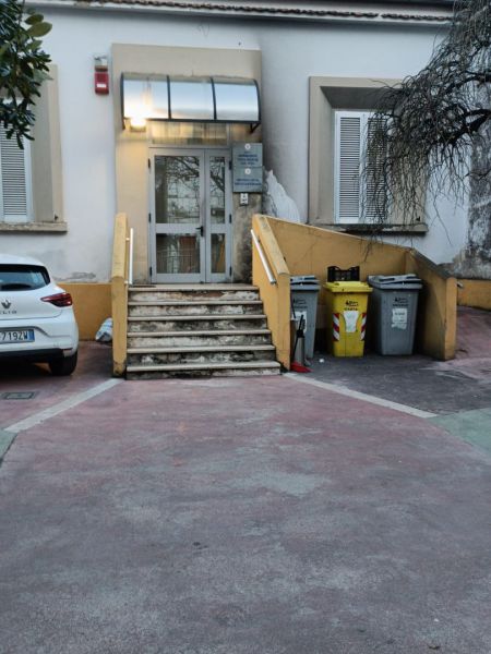 Fiamme sulla scalinata del Serd di Corso Mazzini - Piazza Rossetti ...